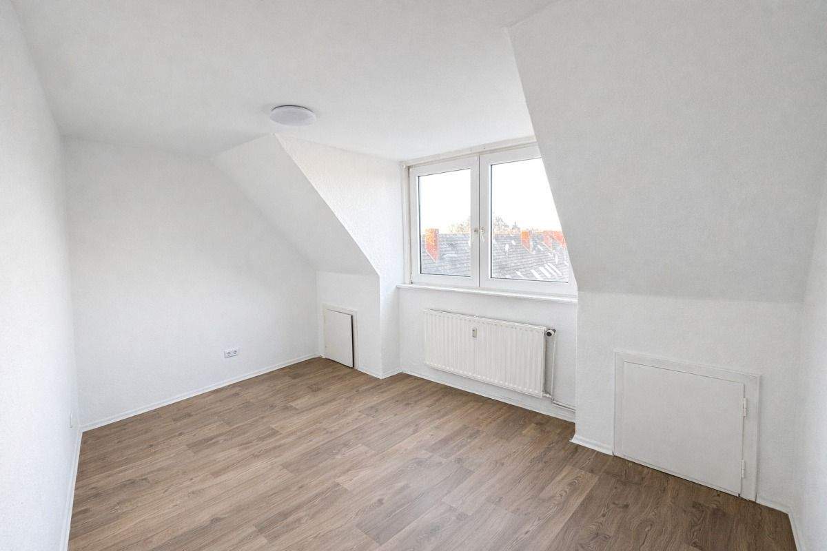 Frisch renovierte 3-Zimmer-Dachgeschosswohnung in zentraler Lage von ...