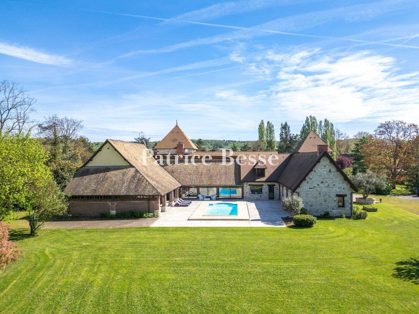 An imposing modern manor in a more than 1-hectare garden, 1 hour from ...
