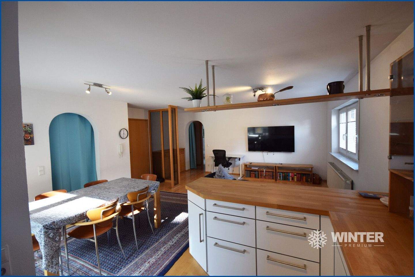 Möblierte 2,5-Zimmerwohnung mit Loggia mitten im Zentrum | Wohnung ...