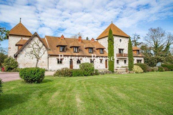 An imposing modern manor in a more than 1-hectare garden, 1 hour from ...