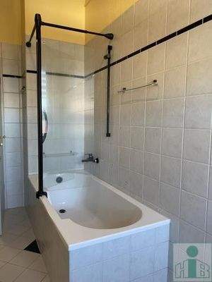 Sehr schöne und großzügige 2-Raum-Wohnung mit Einbauküche im 2. OG zu ...