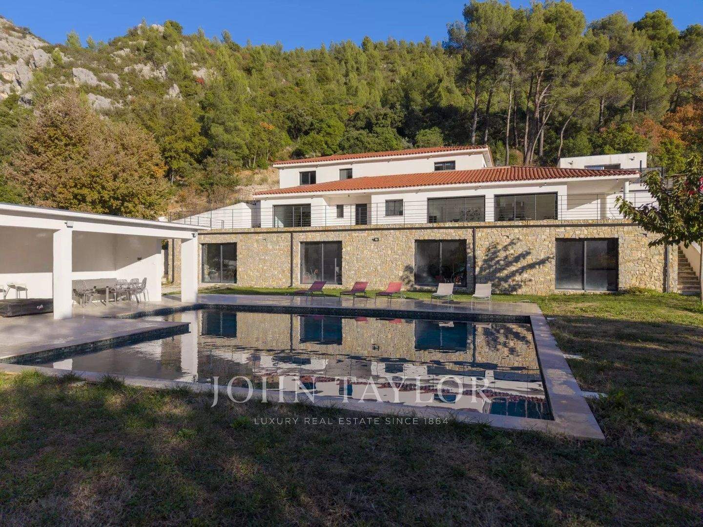 Villa moderne avec piscine, studio indépendant et fort potentiel d ...