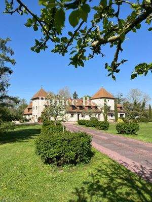 An imposing modern manor in a more than 1-hectare garden, 1 hour from ...