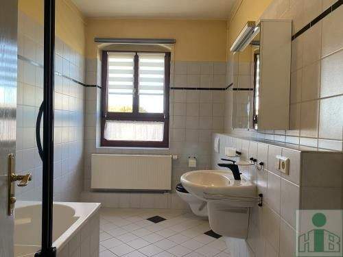 Sehr schöne und großzügige 2-Raum-Wohnung mit Einbauküche im 2. OG zu ...